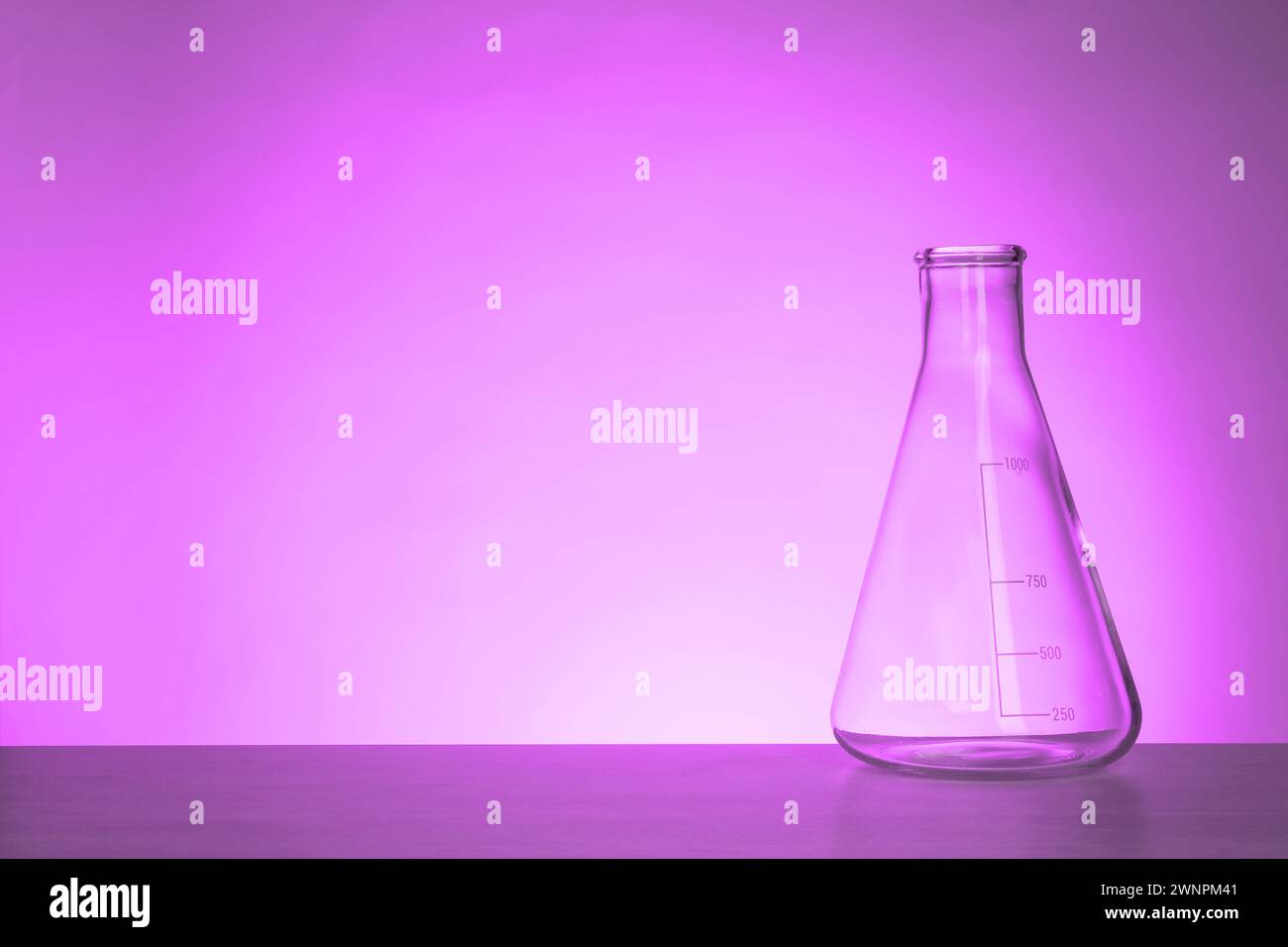 Conical flask with liquid hi-res stock photography and images - Alamy