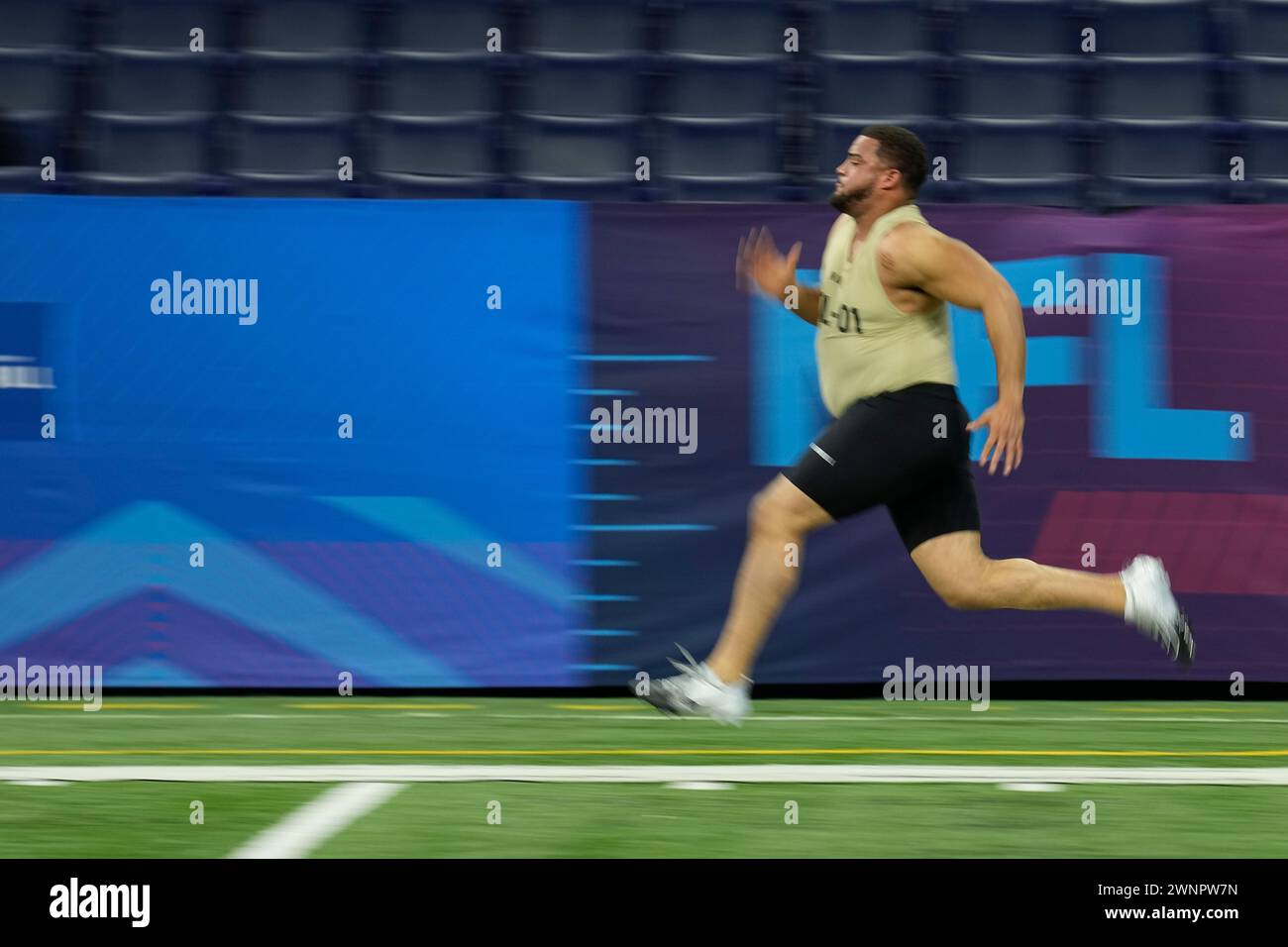 Illinois offensive lineman Isaiah Adams runs a drill at the NFL ...