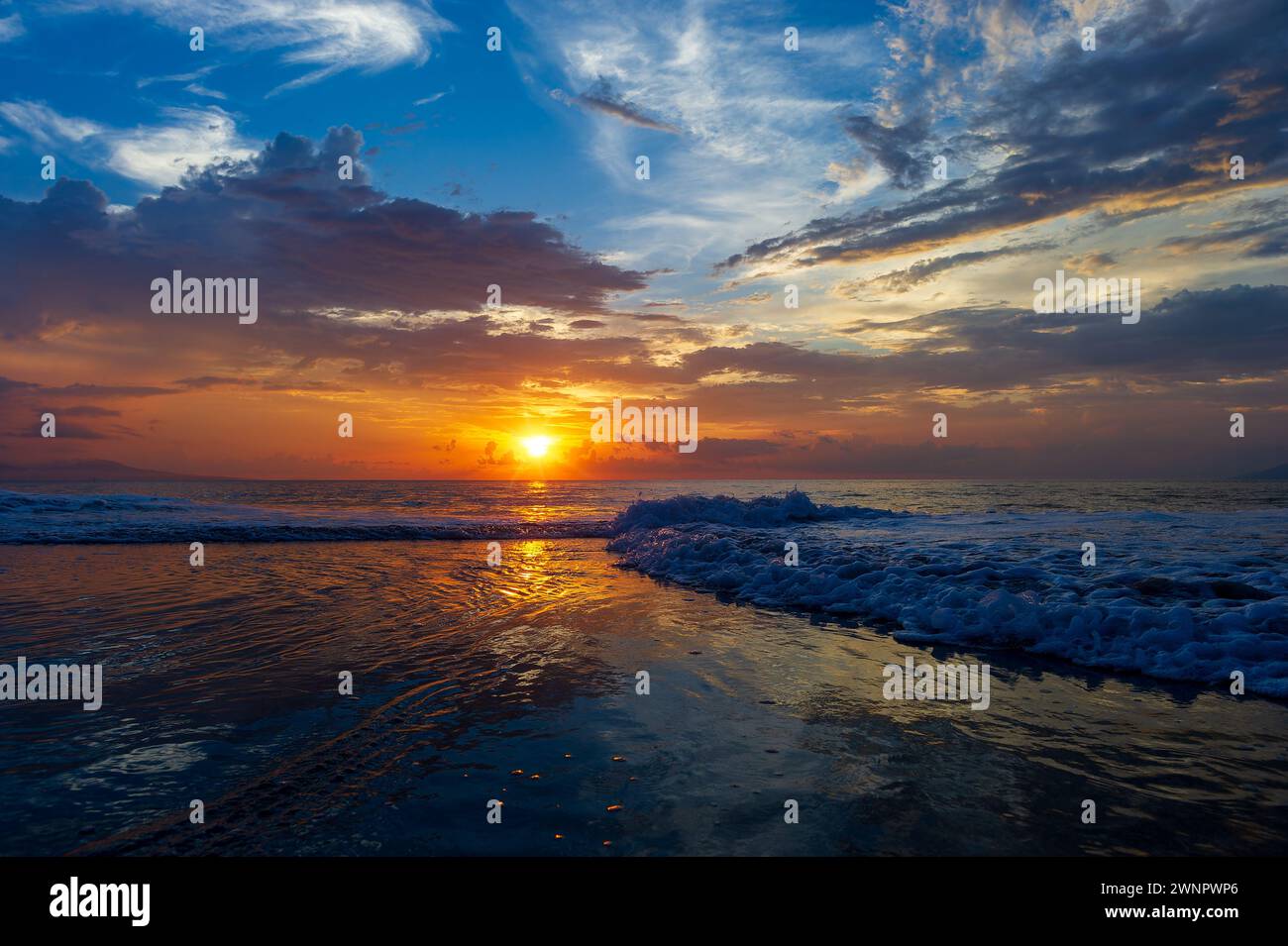 Beautiful ocean sun rays reflection hi-res stock photography and images ...