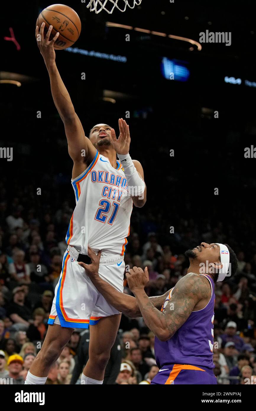 Oklahoma City Thunder guard Aaron Wiggins (21) shoots over Phoenix Suns guard Bradley Beal ...