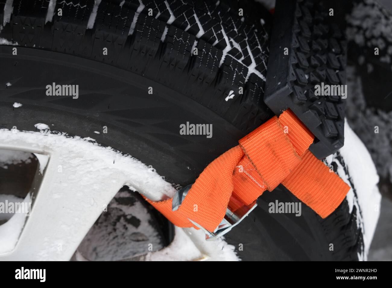 Temporary snow tyre chain on car wheel Stock Photo - Alamy