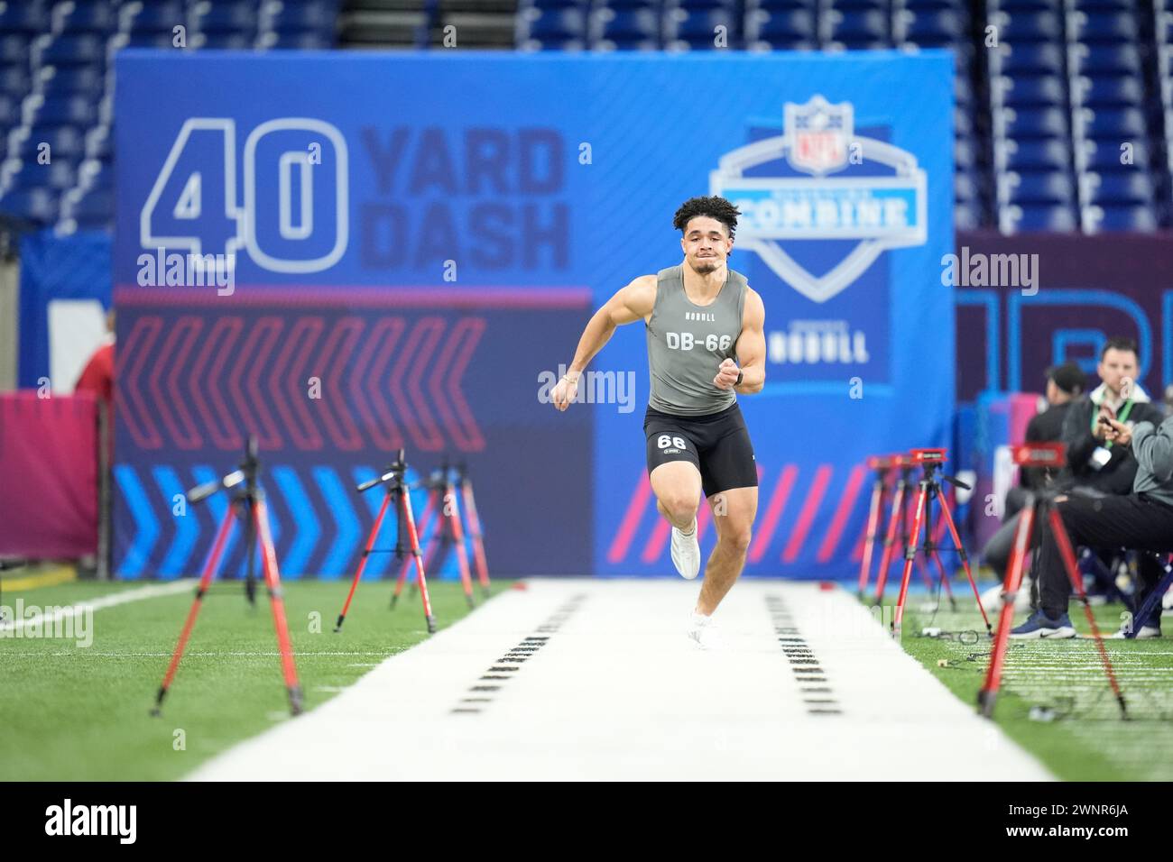 Oregon defensive back Evan Williams runs the 40-yard dash at the NFL ...