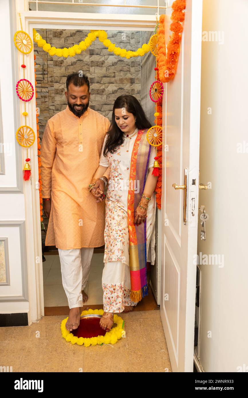 Couple entering in new house hi-res stock photography and images - Alamy