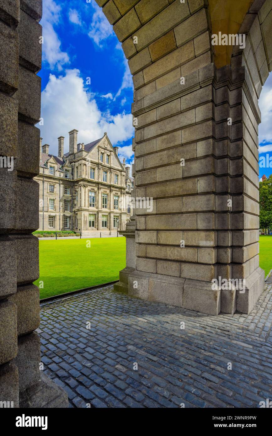 Trinity college dublin gate hi-res stock photography and images - Alamy