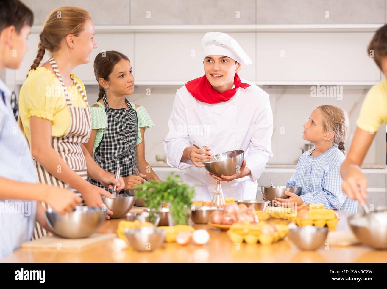 Teen boy cooking class hi-res stock photography and images - Alamy