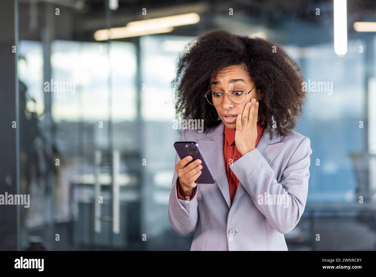 Worried face phone screen hi-res stock photography and images - Alamy