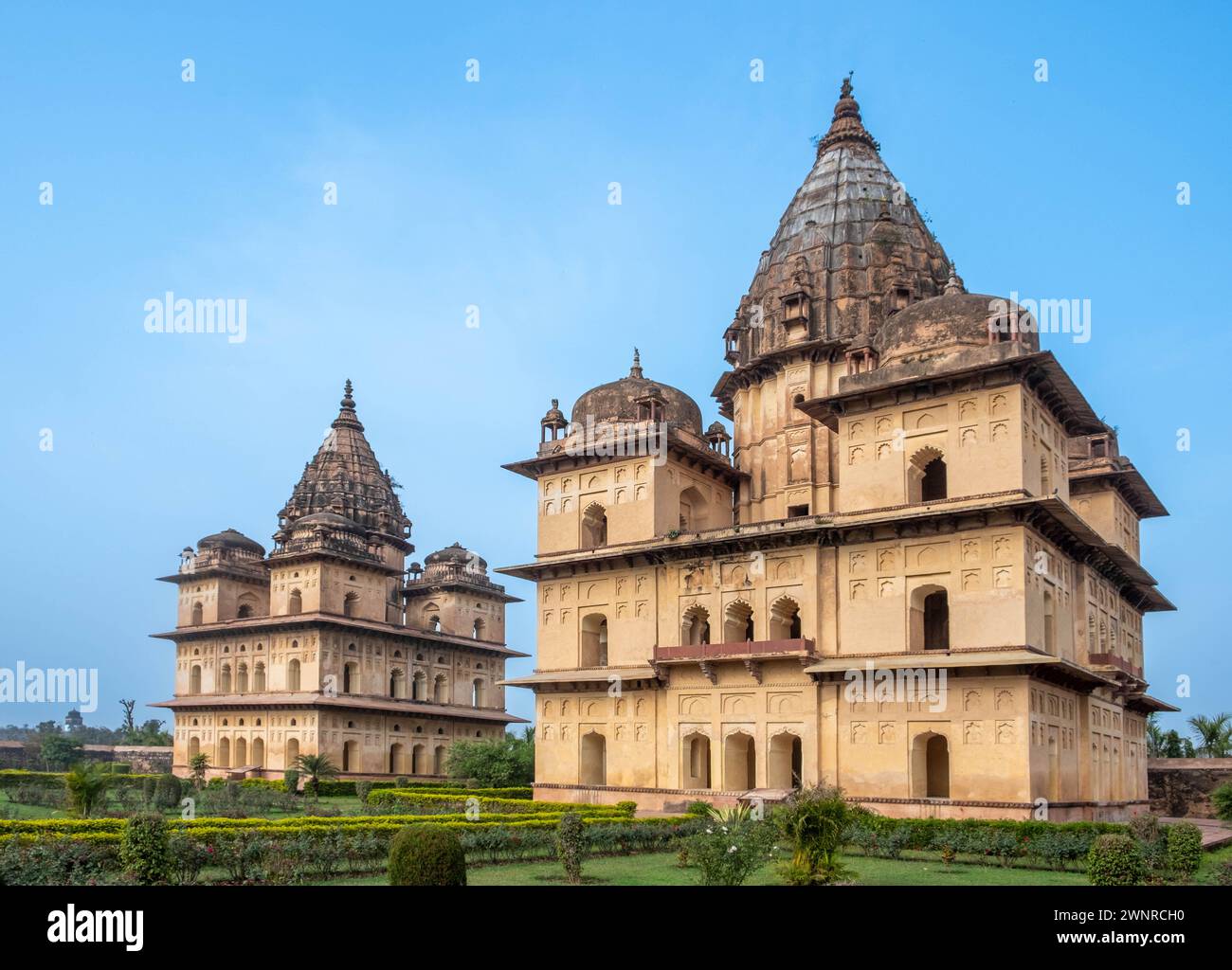 Beautiful view of Orchha Palace Fort, Raja Mahal and chaturbhuj temple ...