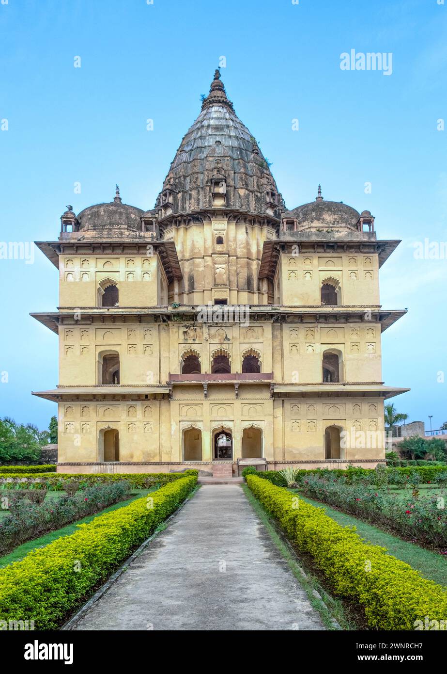 Beautiful view of Orchha Palace Fort, Raja Mahal and chaturbhuj temple ...