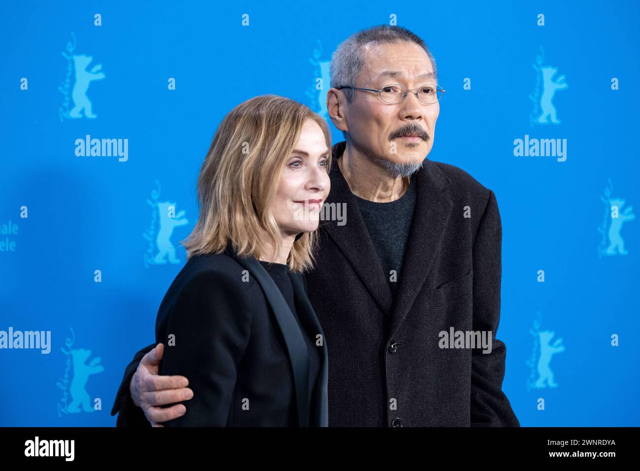 Schauspielerin Isabelle Huppert und Regisseur Hong Sangsoo während des ...