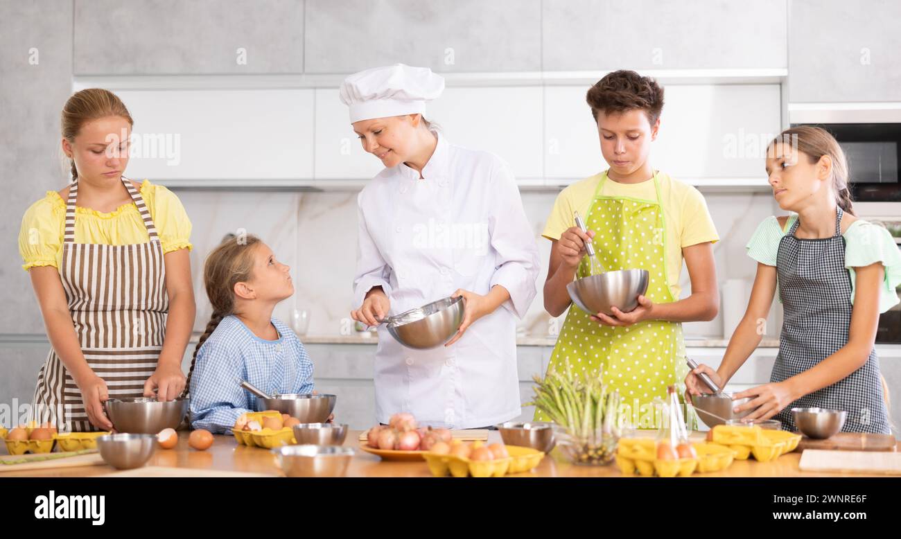 Teacher and kids cooking hi-res stock photography and images - Alamy