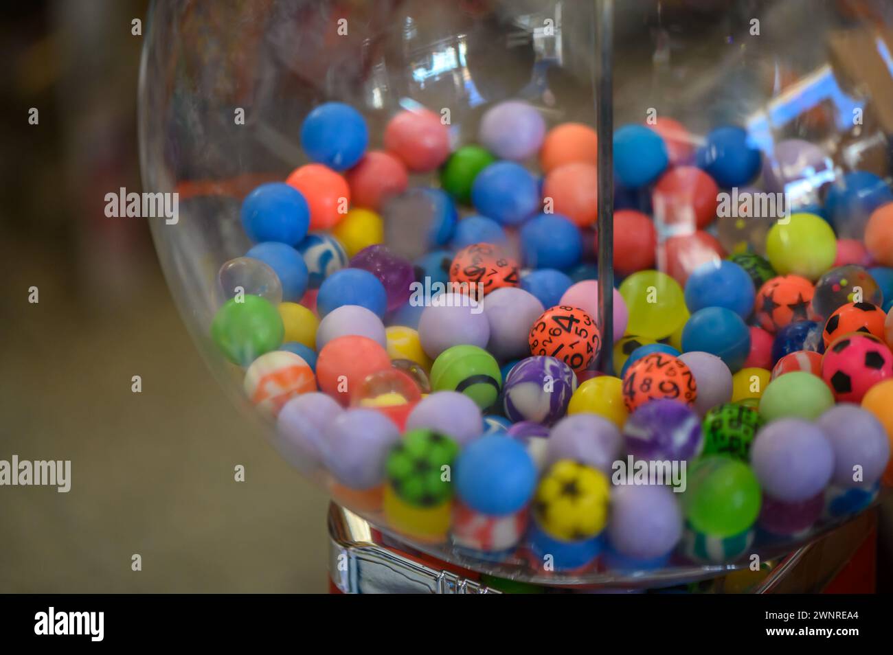 Coloured balls machine hi-res stock photography and images - Alamy