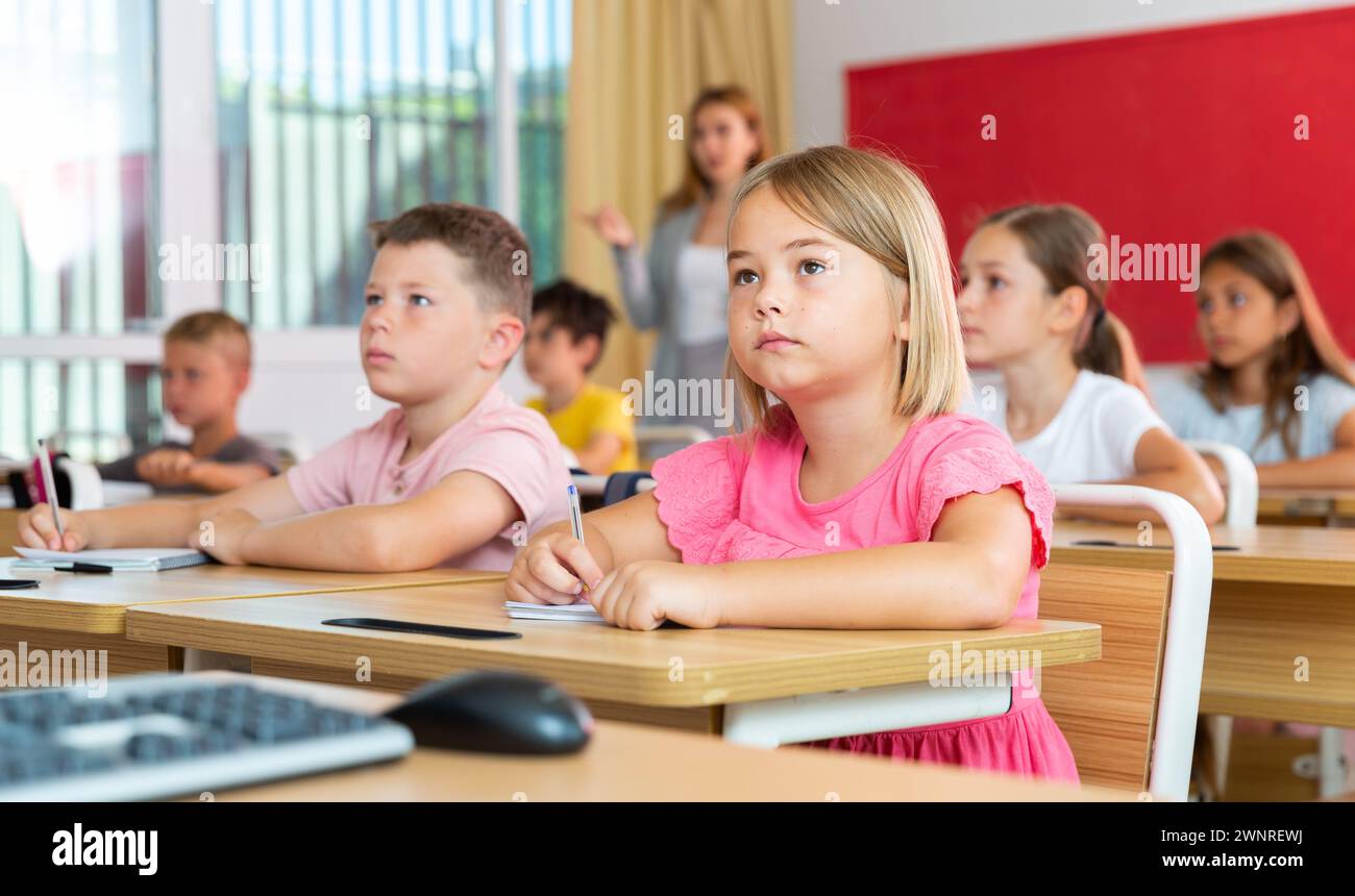 Desks schoolkids hi-res stock photography and images - Alamy