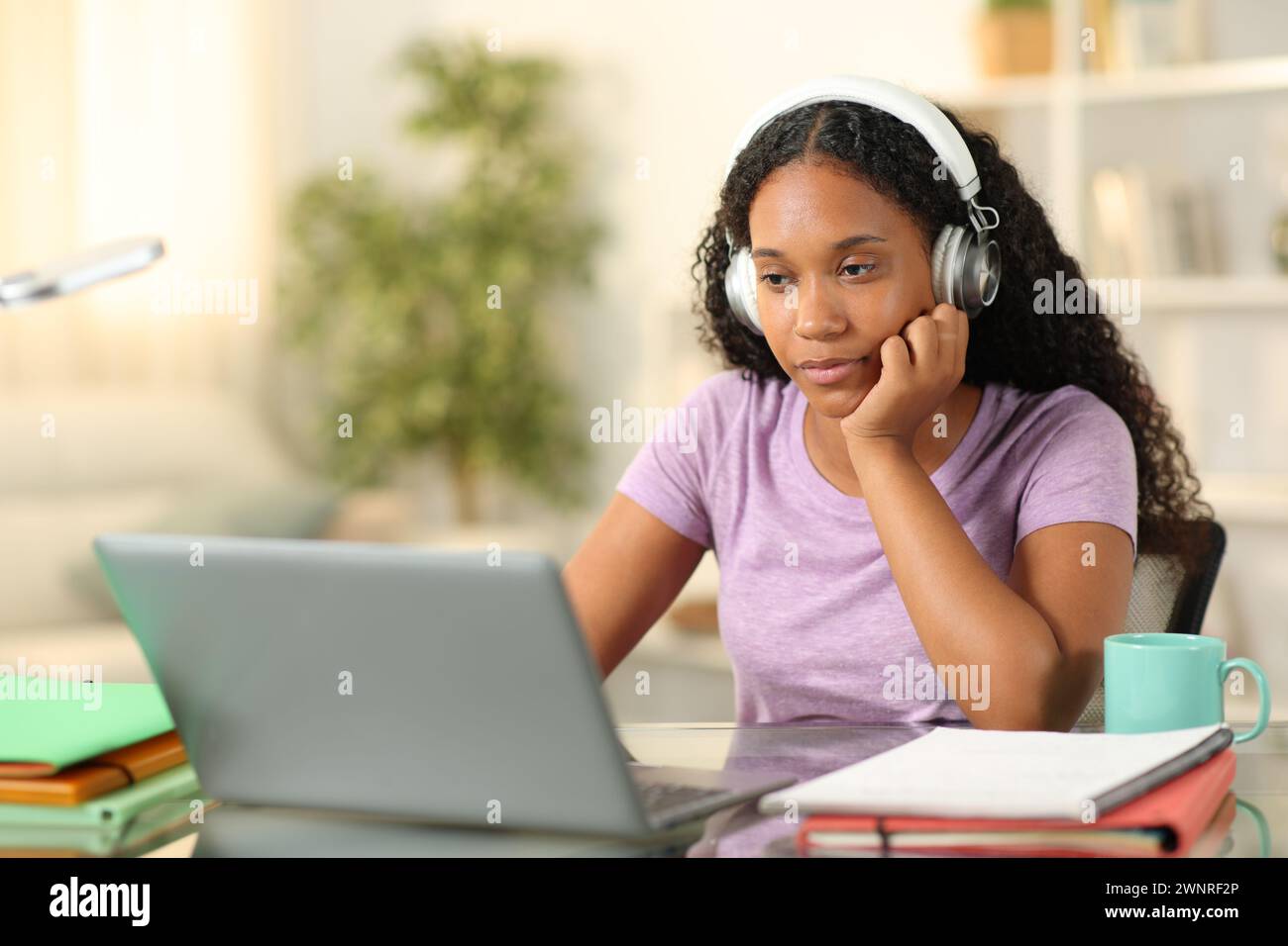 University student online class home hi-res stock photography and ...