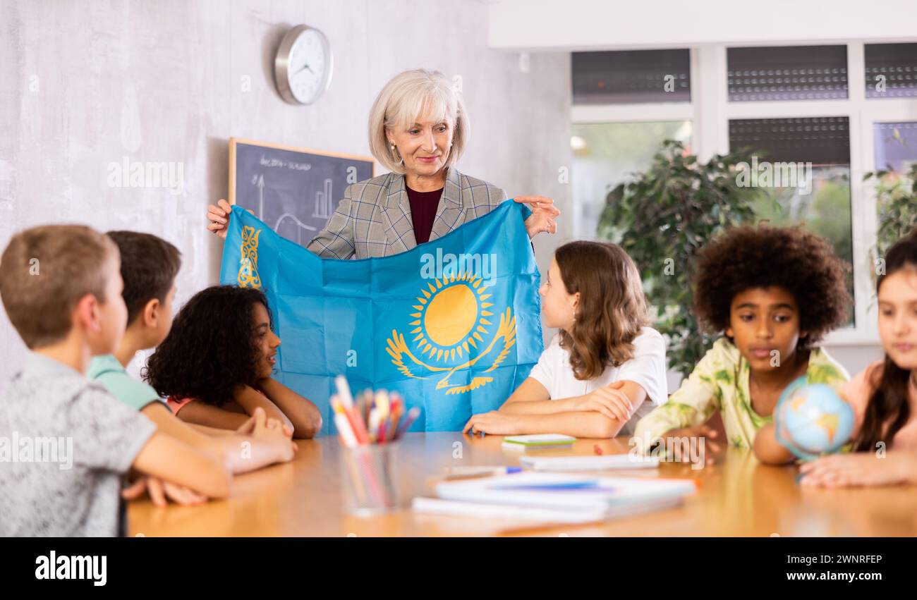 American kids in classroom flag hi-res stock photography and images - Alamy