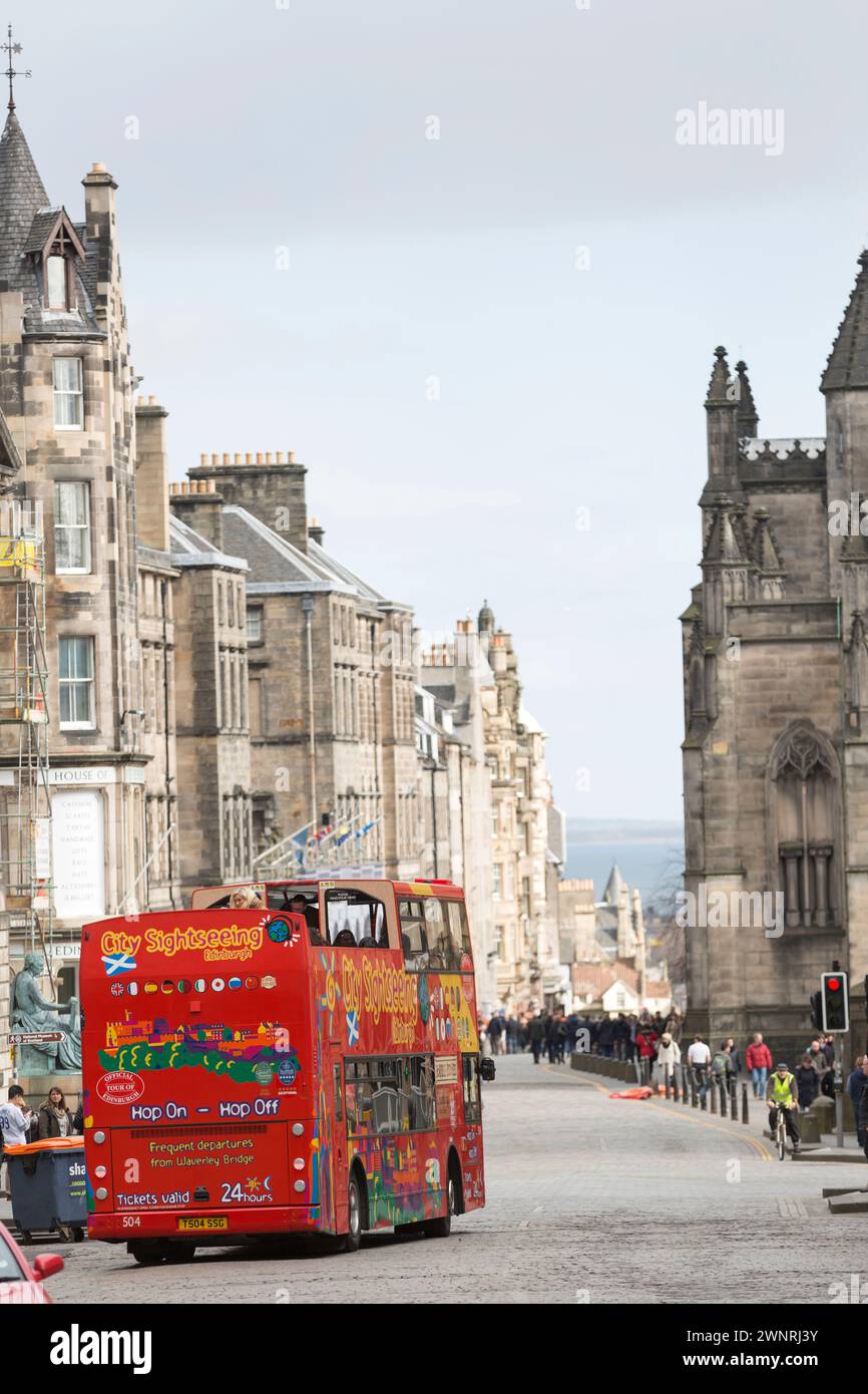 UK, Scotland, Edinburgh, tourist sightseeing bus along the royal mile Stock Photo - Alamy