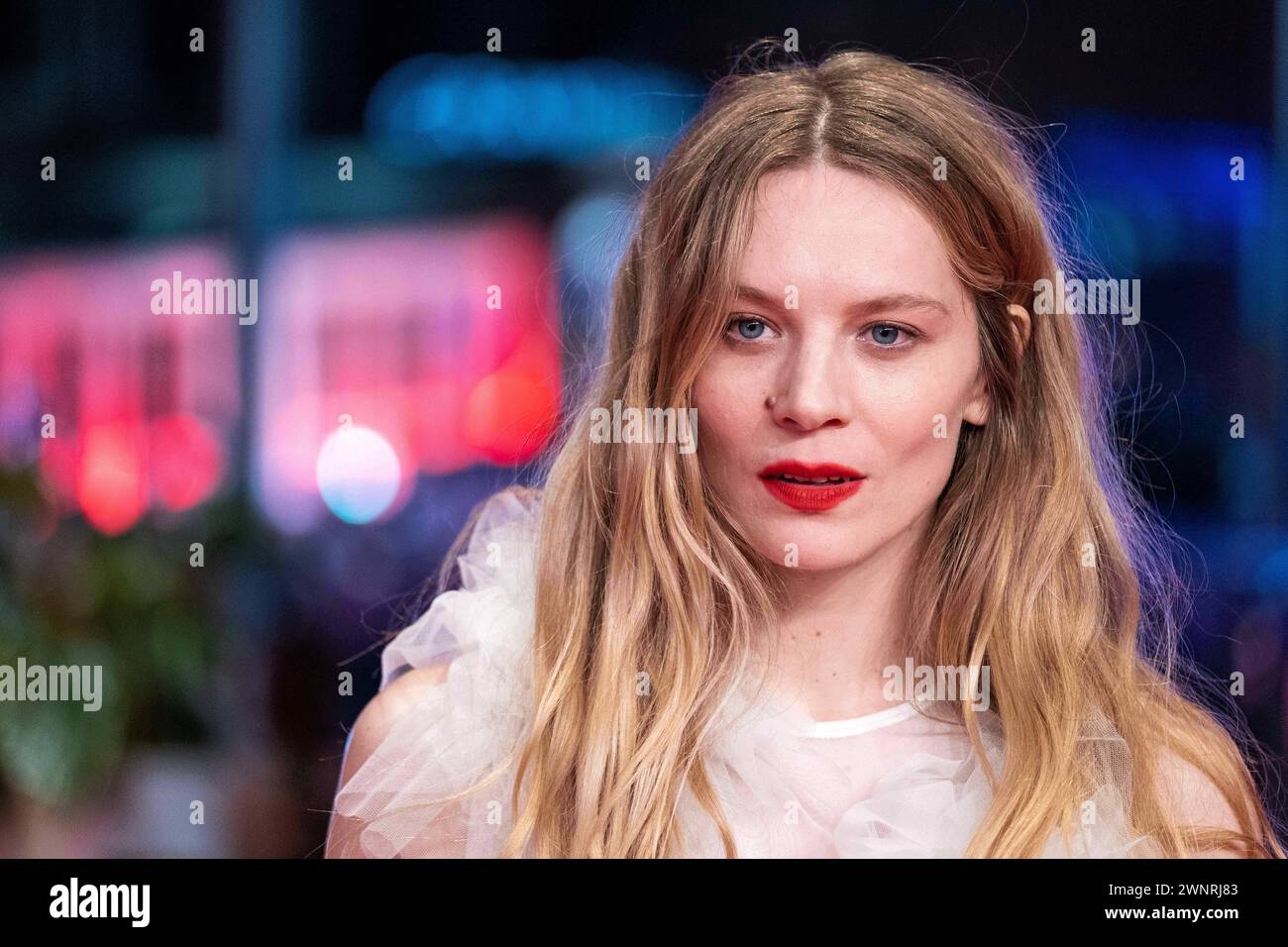 Lilith Stangenberg bei der Ankunft zur Eröffnung der 74 ...