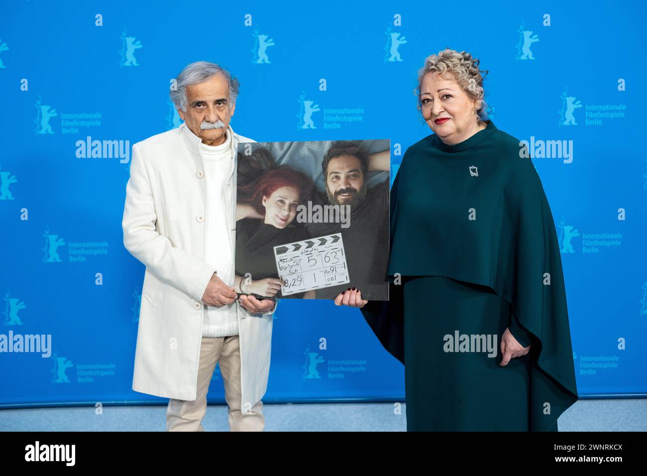Schauspieler Esmail Mehrabi und Lily Farhadpour mit einem Bild der ...