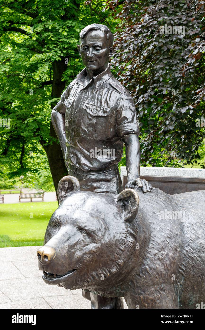 Wojtek the Soldier Bear Memorial in Edinburgh Stock Photo - Alamy