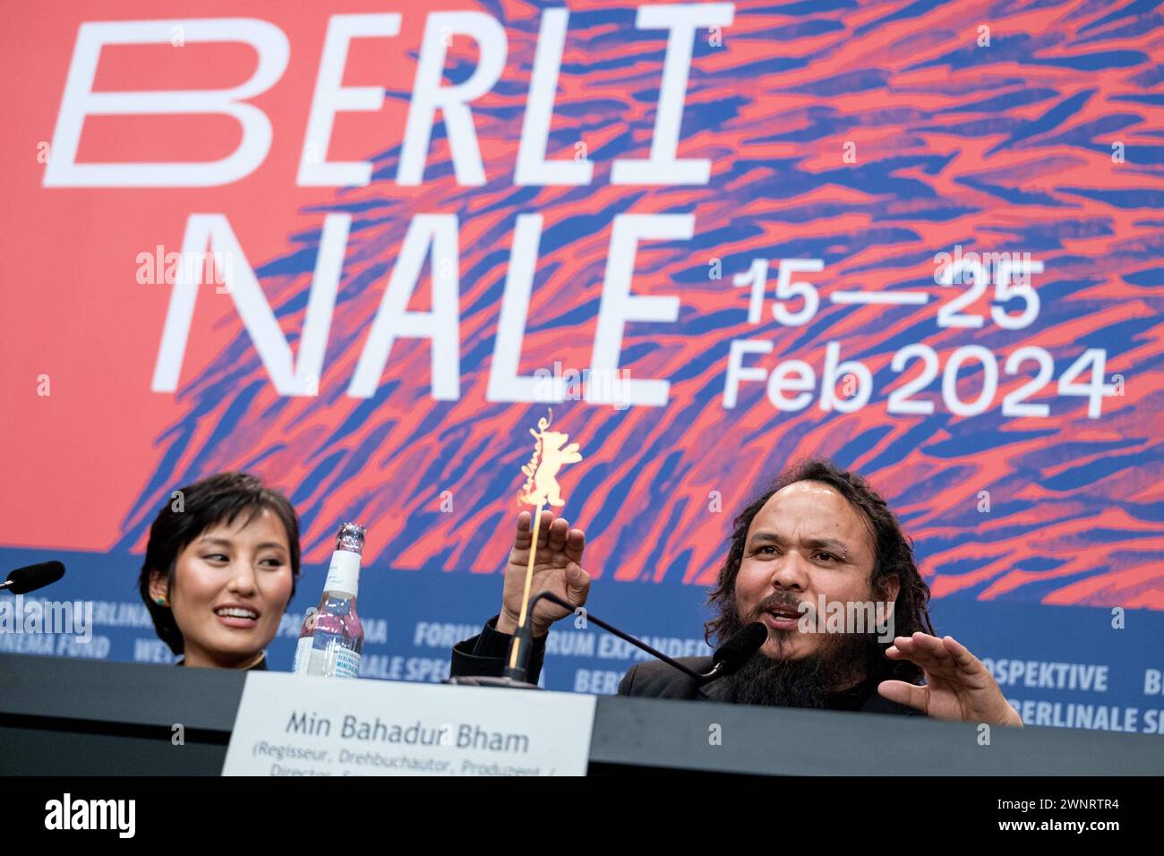 Schauspielerin Thinley Lhamo und Regisseur Min Bahadur Bham während der ...