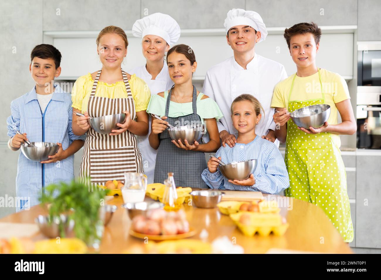 Teen boy cooking class hi-res stock photography and images - Alamy