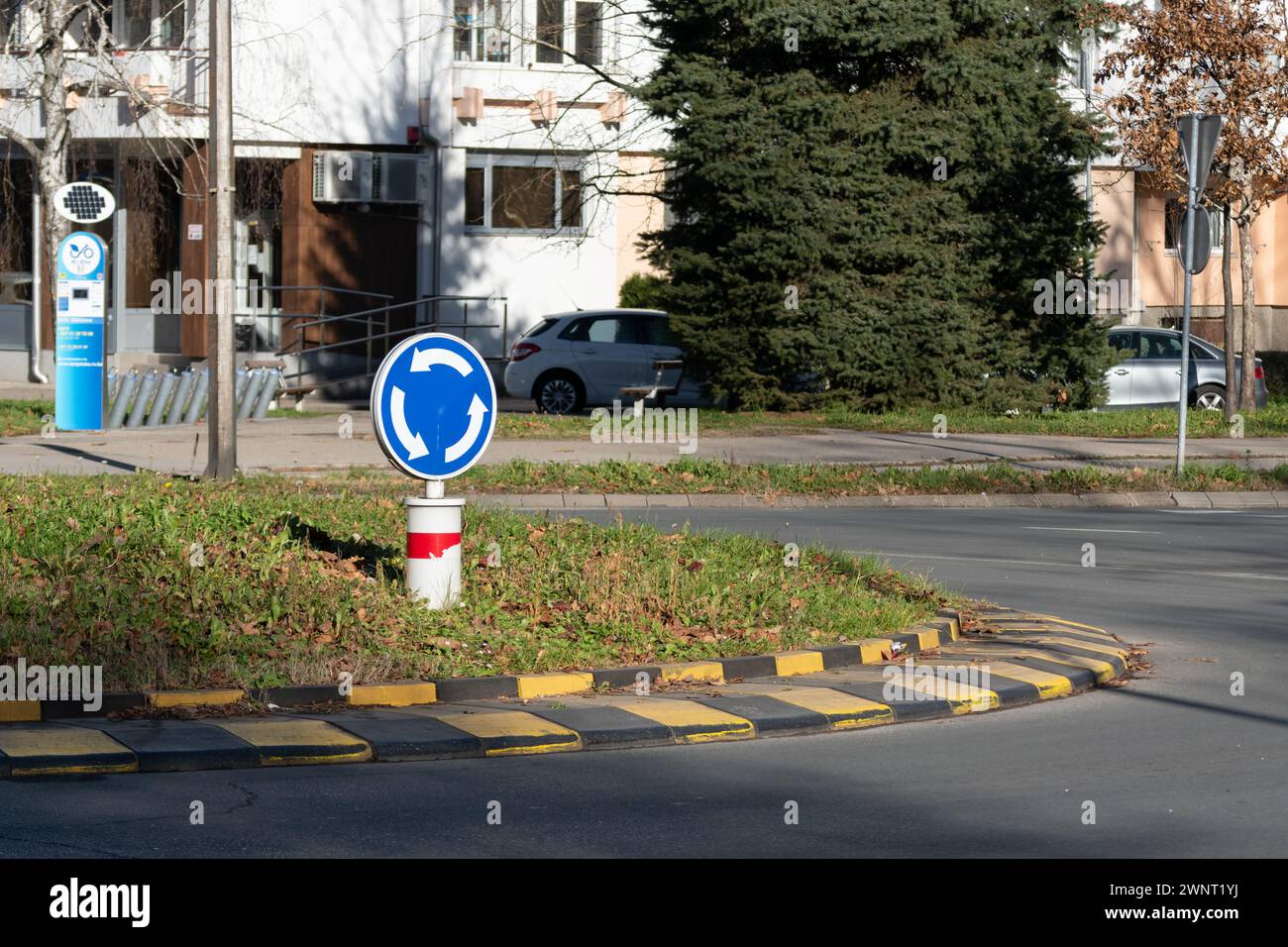 Europe roundabout sign hi-res stock photography and images - Alamy