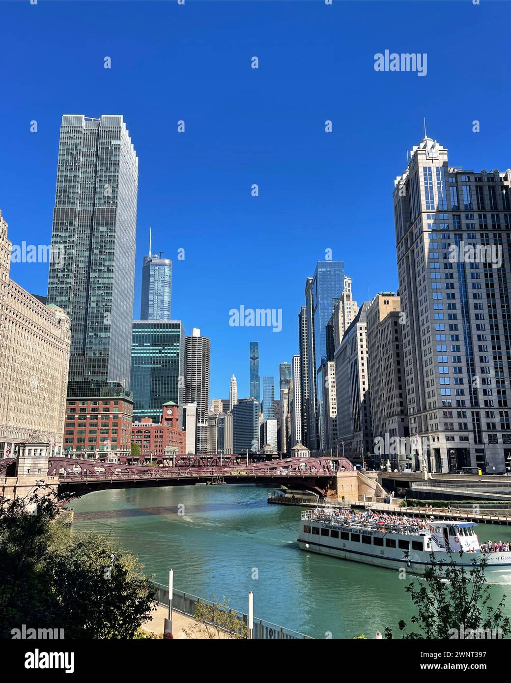 Summer in Chicago looking down the River Walk Stock Photo - Alamy
