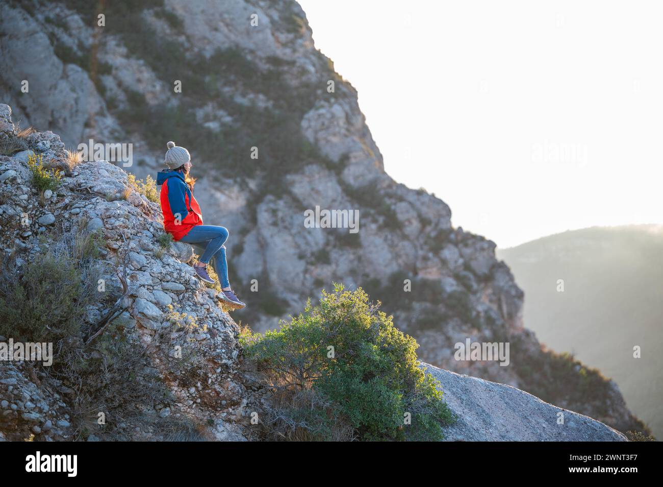 Woman cliff red view hi-res stock photography and images - Alamy