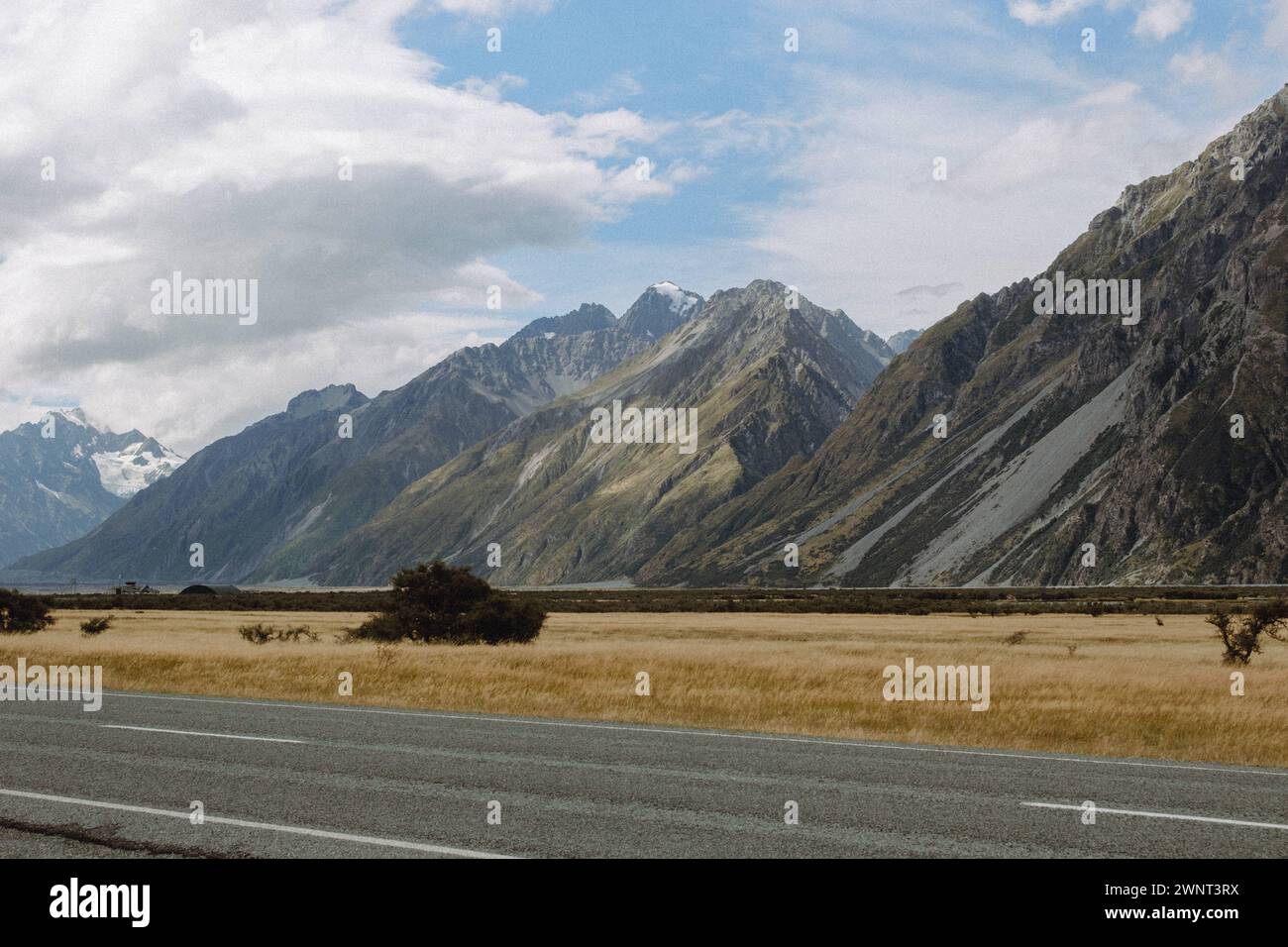 Roadside beautiful cloudy sky hi-res stock photography and images - Alamy
