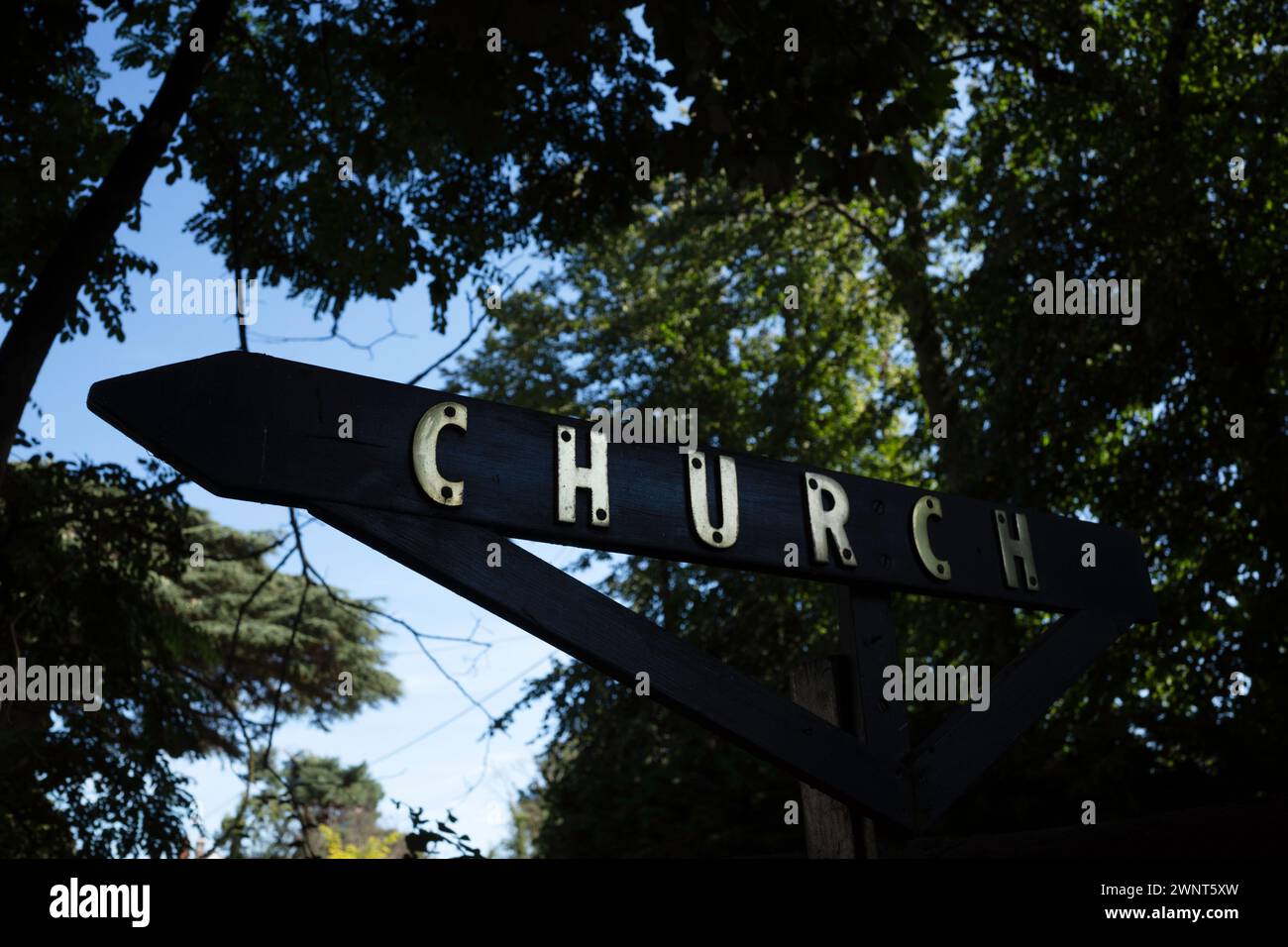 English village signs hi-res stock photography and images - Alamy