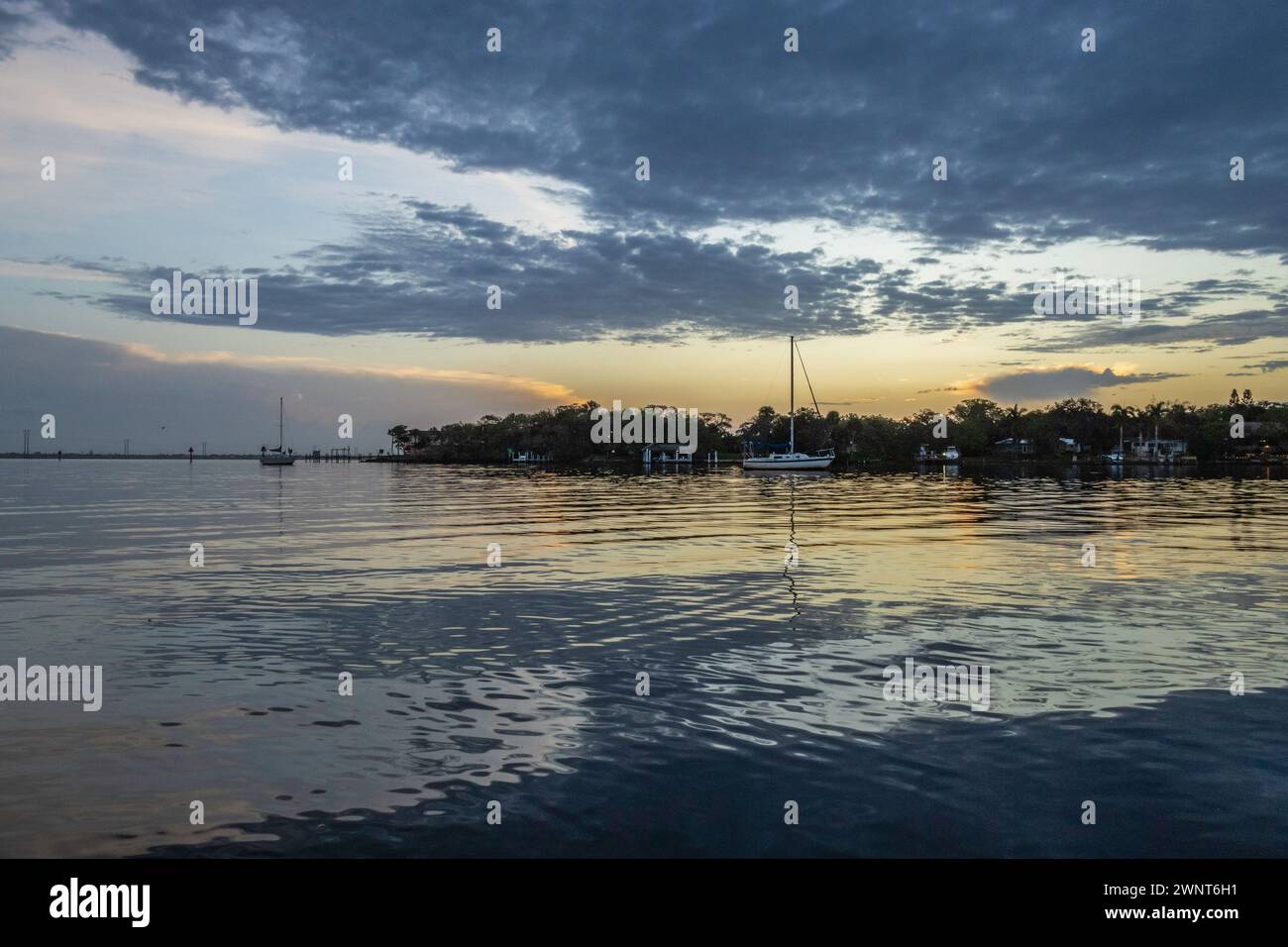 Shoreline with docks hi-res stock photography and images - Alamy