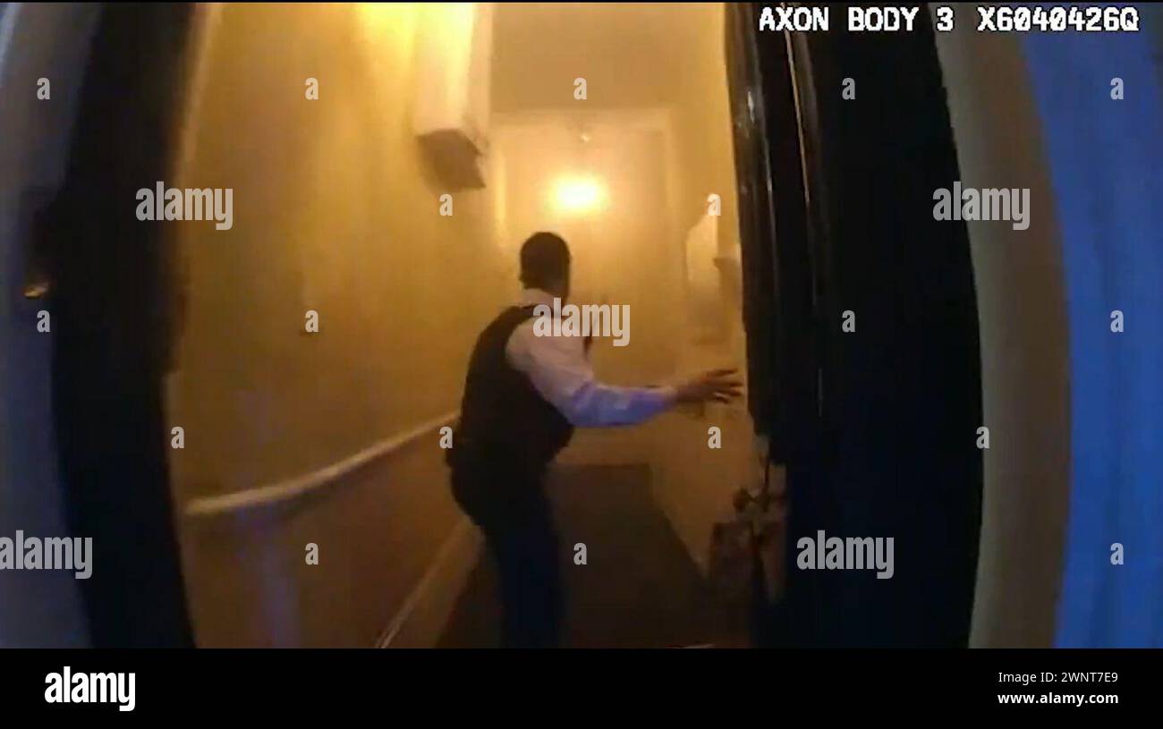 Police door kicking hi-res stock photography and images - Alamy