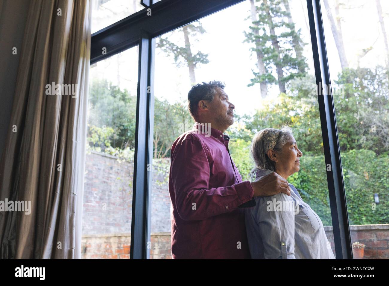 Family stands together gazing hi-res stock photography and images - Alamy