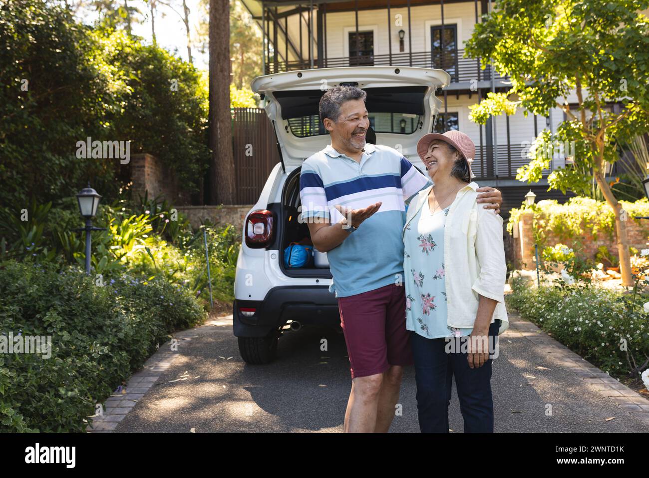 Driveway car hi-res stock photography and images - Alamy