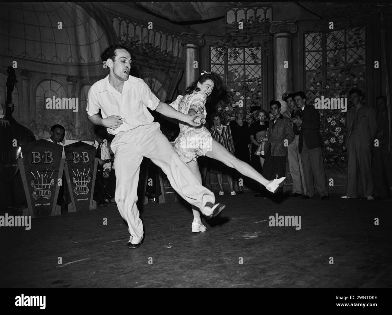 1940s couple dancing hi-res stock photography and images - Alamy
