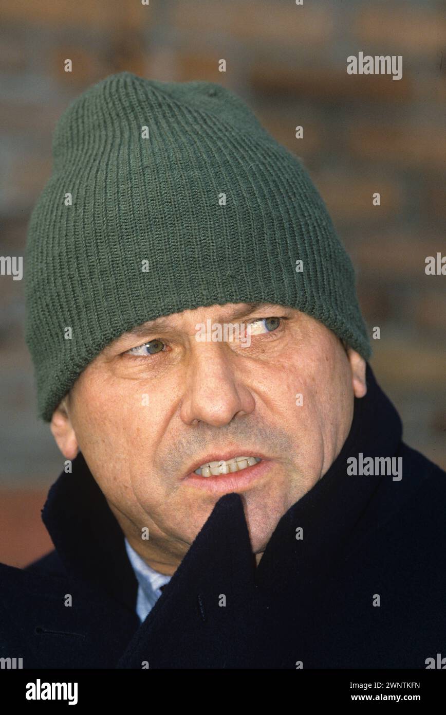 Schauspieler Klaus Löwitsch bei Dreharbeiten zur Fernsehserie Peter ...