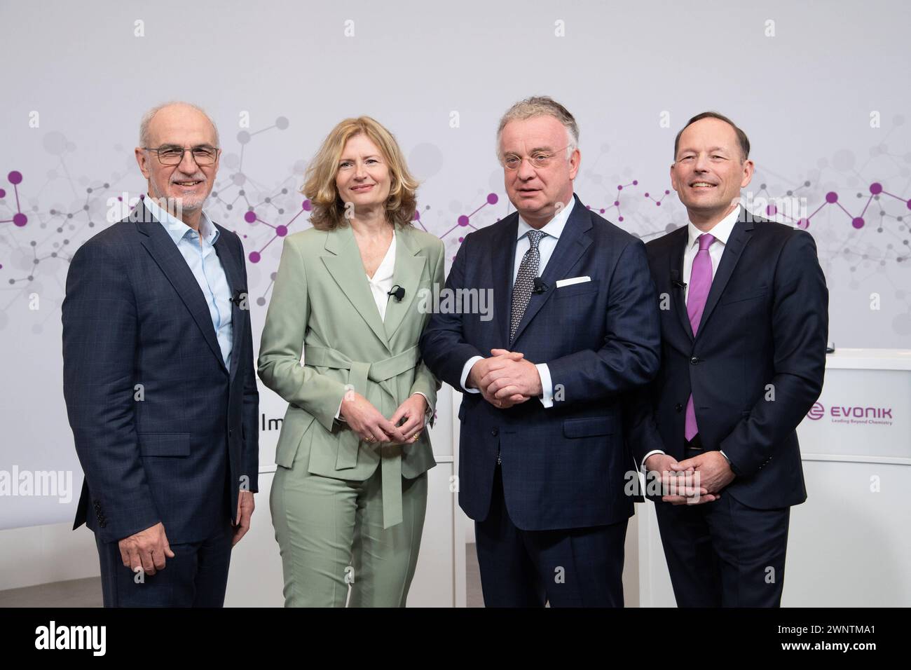 Der Vorstand der Evonik Industries AG, von links: Harald SCHWAGER ...