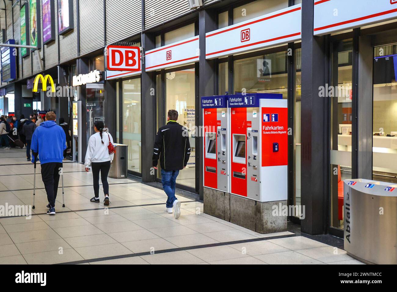 Fahrkarten Automat im Bahnhof *** Ticket machine at the station ...