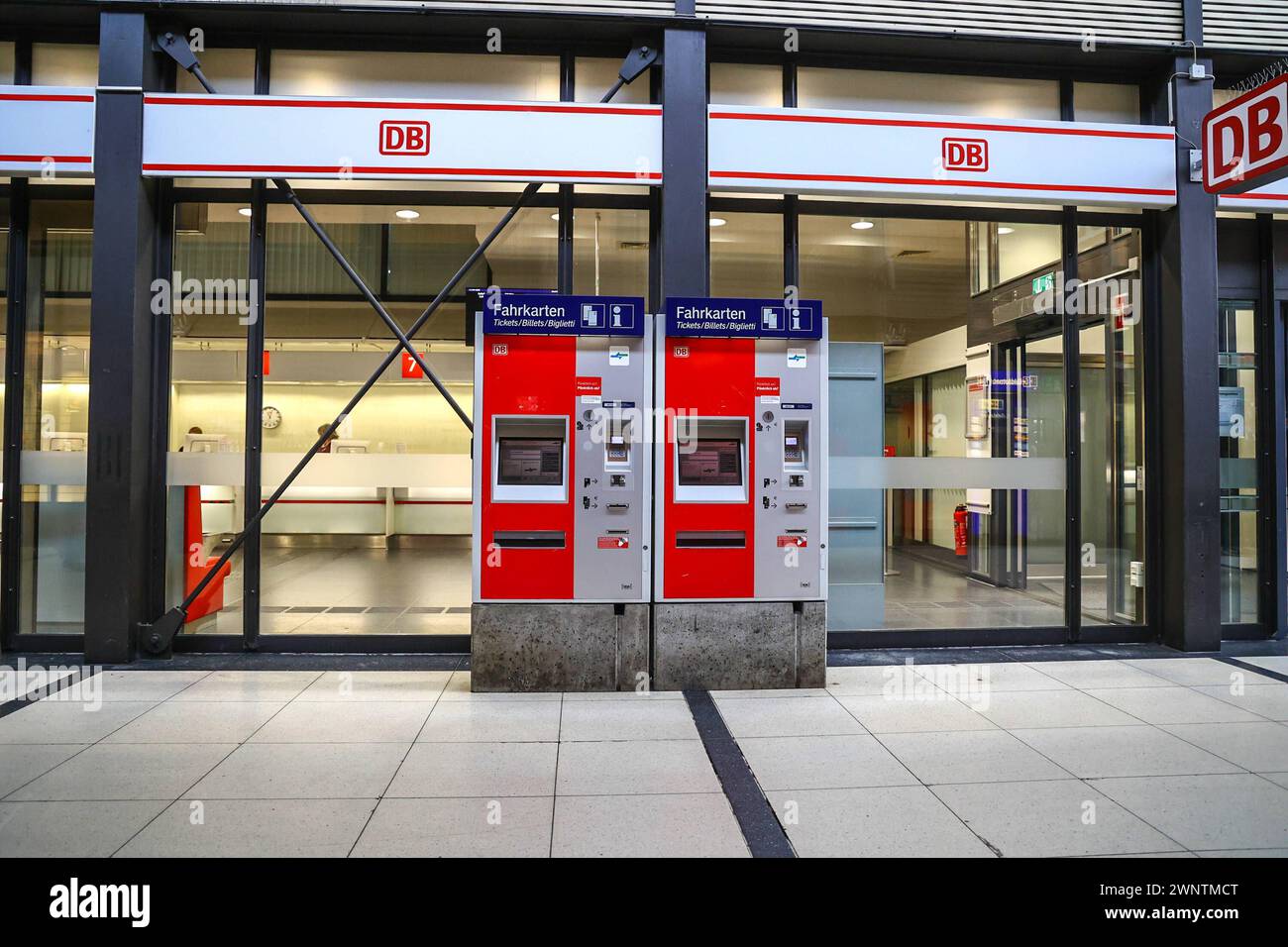 Fahrkarten Automat im Bahnhof *** Ticket machine at the station ...