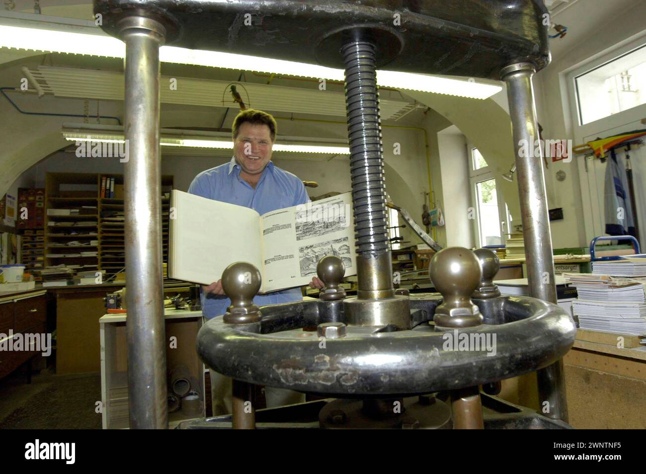 Bookbinding process hi-res stock photography and images - Alamy