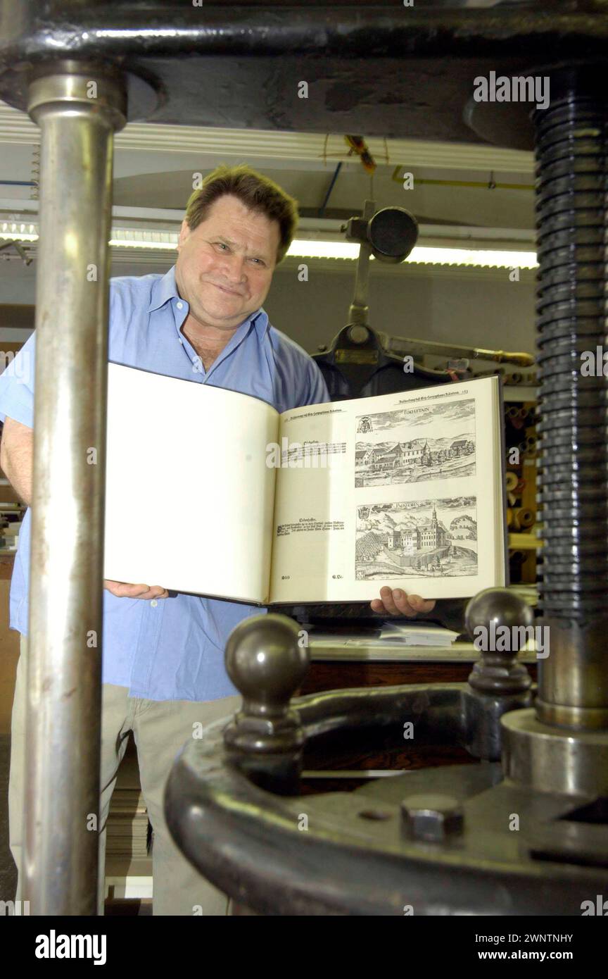 Bookbinding process hi-res stock photography and images - Alamy