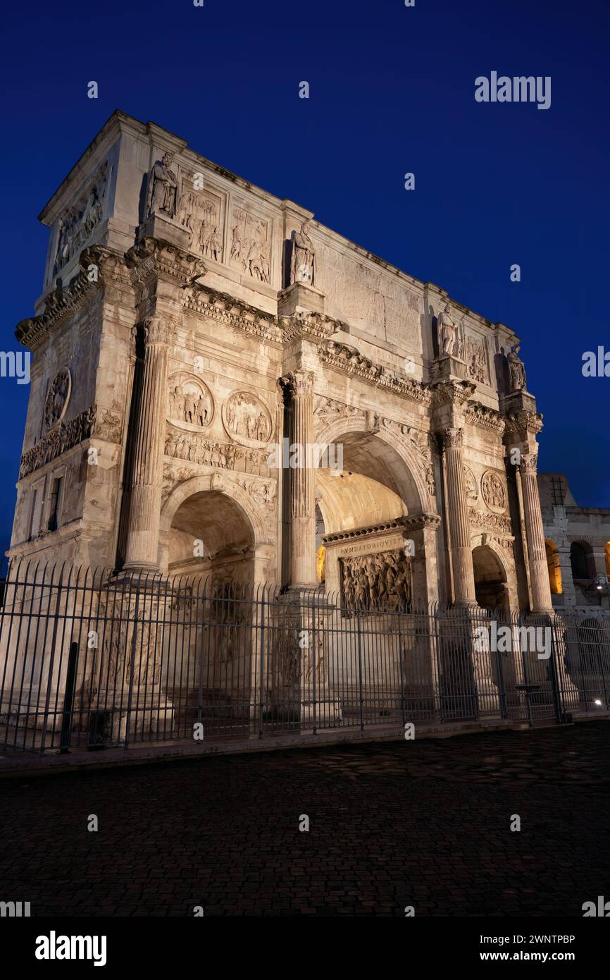 Arch of Constantine (Arco di Costantino) at night in Rome, Italy ...