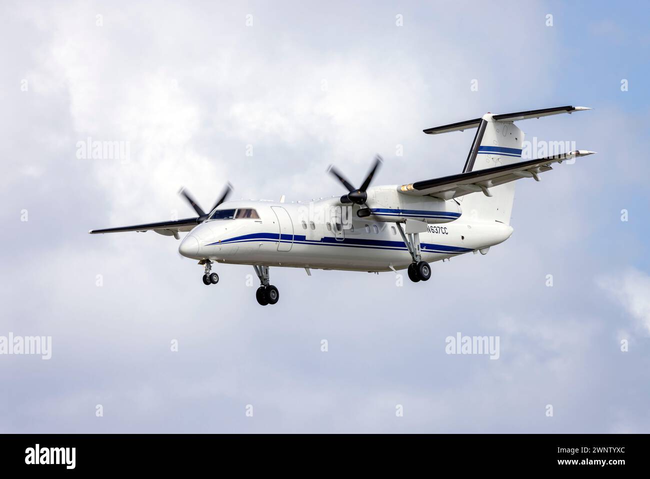 Bombardier DHC-8-200 Dash 8 (REG: N637CC) coming in for landing higher than normal Stock Photo ...