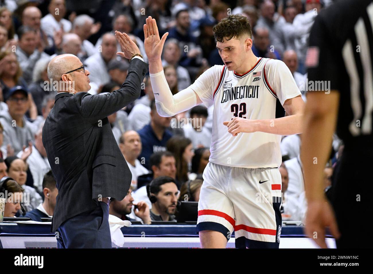 UConn head coach Dan Hurley with UConn center Donovan Clingan (32) in ...