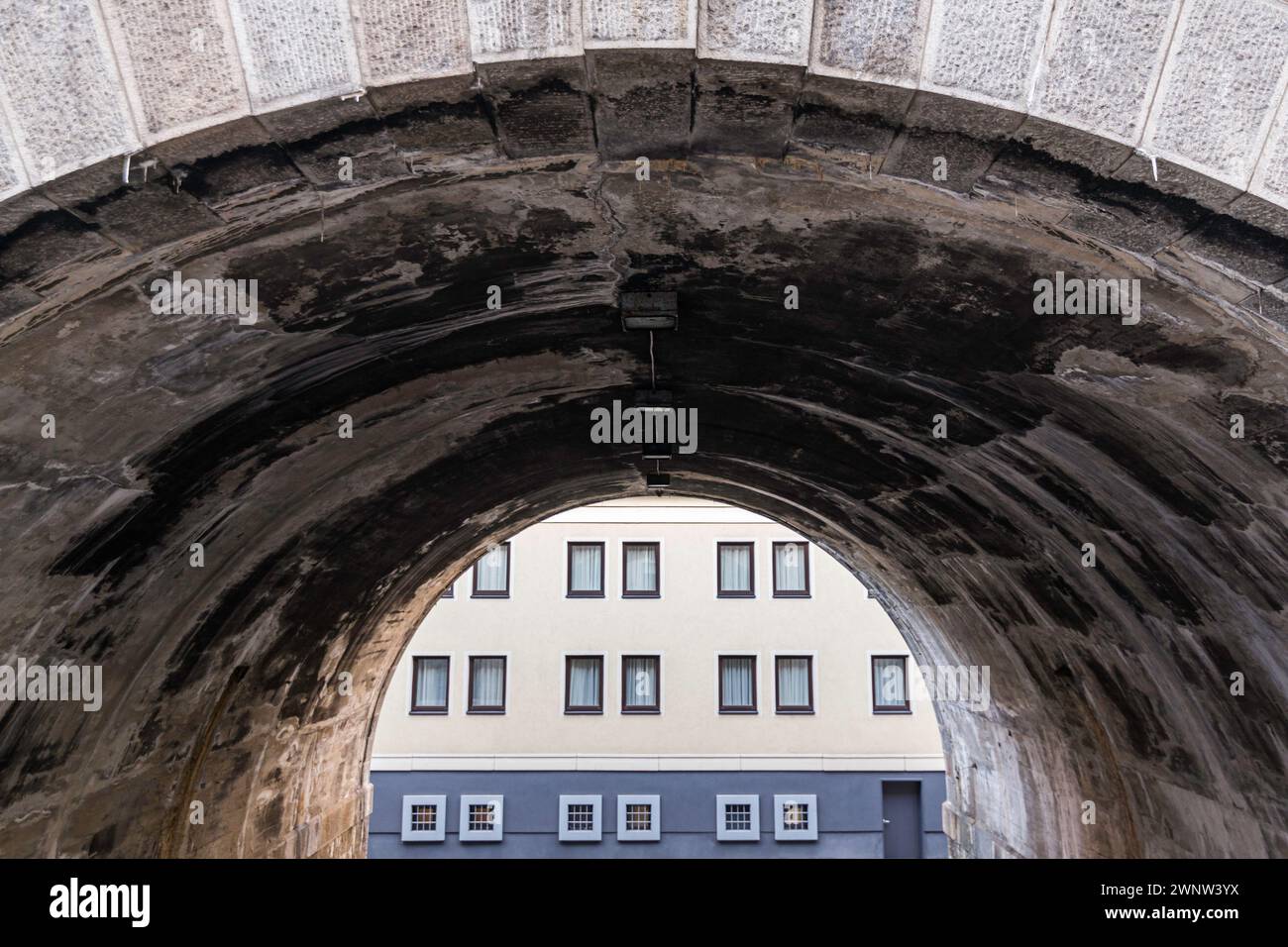Building with arch windows hi-res stock photography and images - Alamy