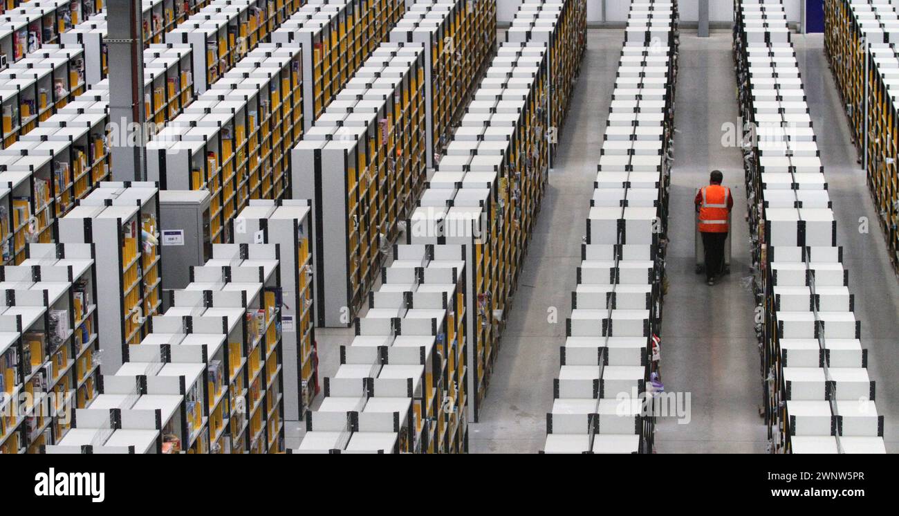 Amazon distribution fulfillment centre hi-res stock photography and ...