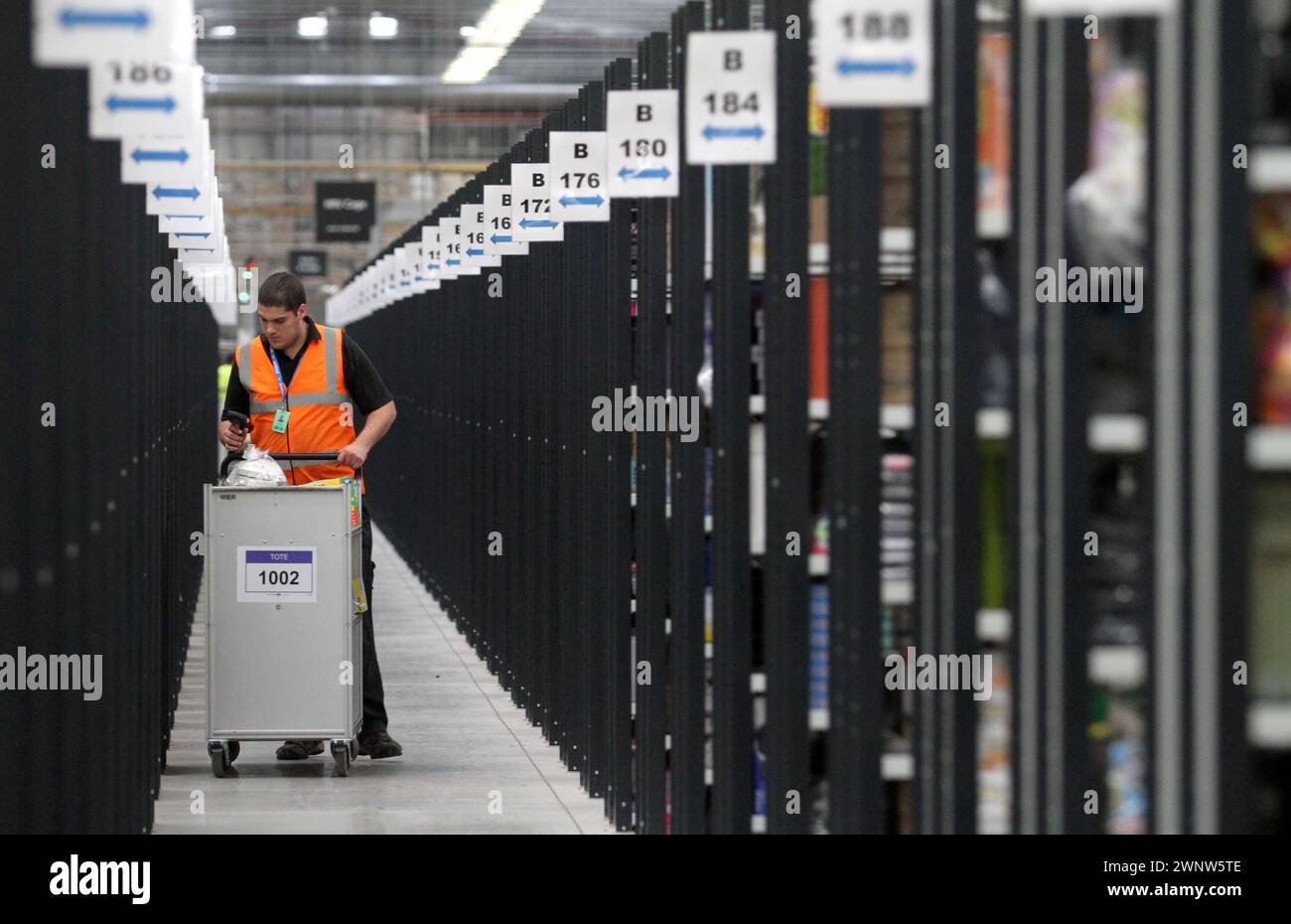 Amazon fulfillment centre hi-res stock photography and images - Alamy