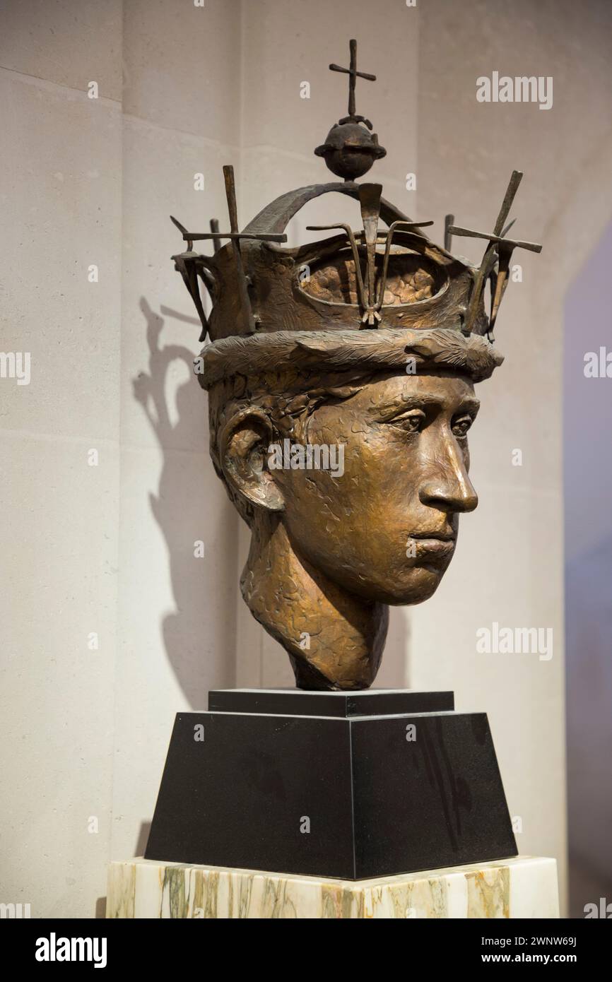 Statue / bust portrait of Prince Charles, from 1969 by David Wynne, on ...