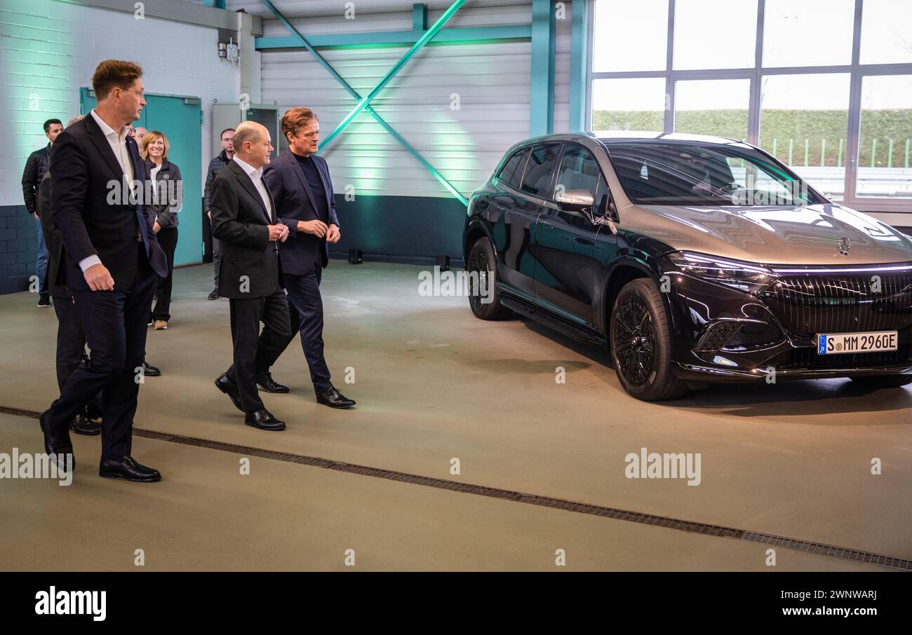 Sindelfingen, Germany. 04th Mar, 2024. Accompanied by Ola Källenius (l ...