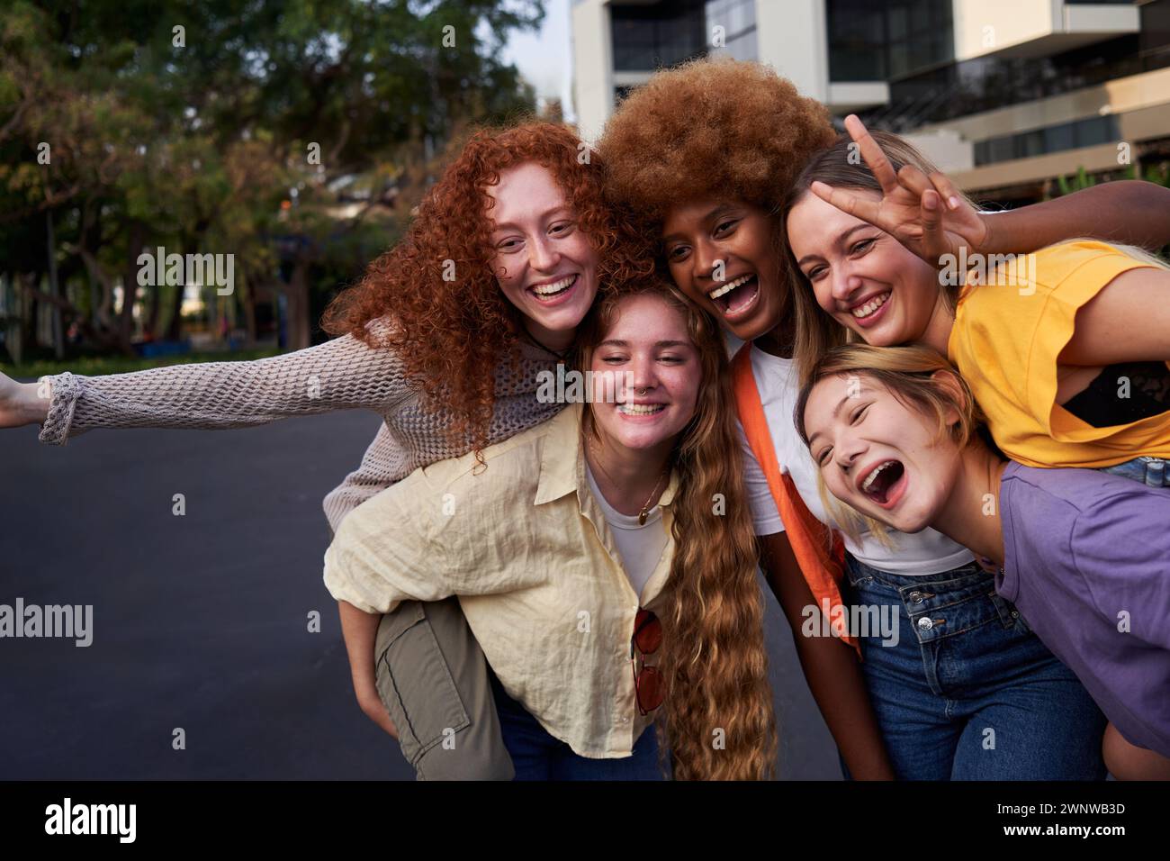 Group friends posing photo hi-res stock photography and images - Alamy