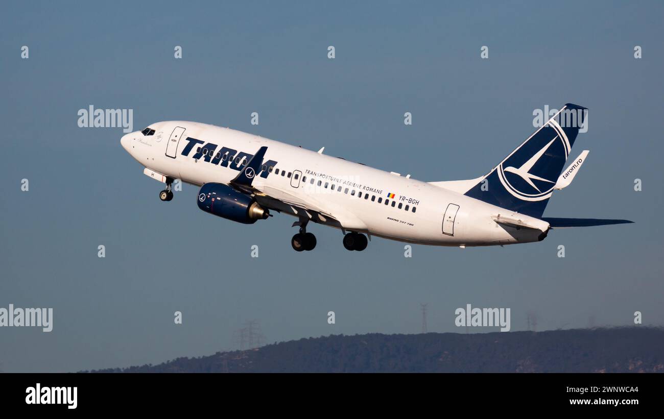 Tarom Airlines Boeing 737 taking off from Barcelona Airport Stock Photo ...